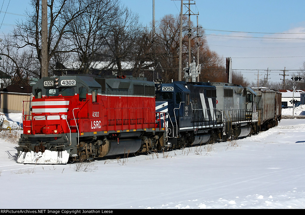 LSRC 4302 leads a transfer for MMRR interchange at Paines